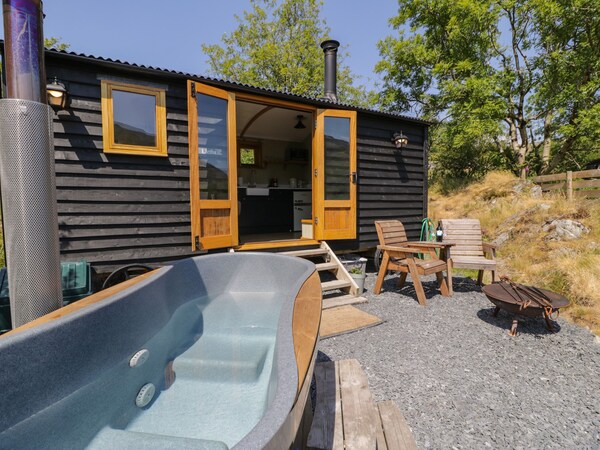 Llethr - Shepherds Hut, Romantic, With Hot Tub In Llanbedr - Harlech