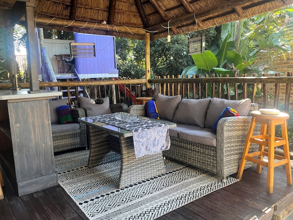 Serene Thatched Roof Retreat In Faerie Glen, Pretoria - Pretoria