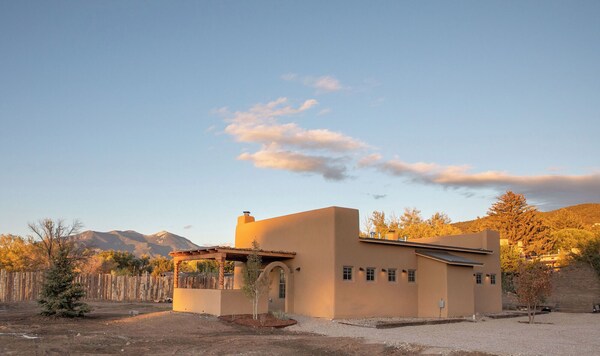 Beautiful One Bedroom Casita With View Of Taos Mountain - Taos, NM