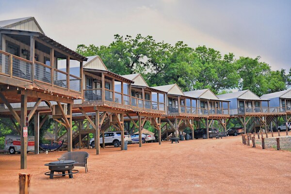Romantic Getaway Cabin On Creek! Relax And Unwind Surrounded By Nature! - Rc10 - Marion, TX