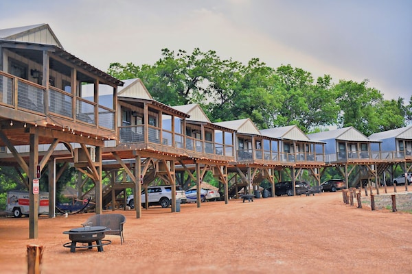 Brand New Waterfront Cabin With Many Amenities: Pool, Hot Tub & Kayaking. - Rc11 - Texas