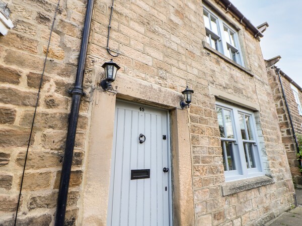 45 South Green, Pet Friendly, With Open Fire In Staindrop - Barnard Castle