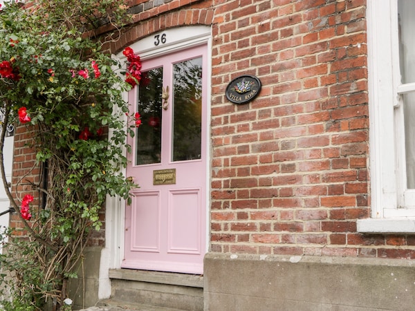 36 High Street, Pet Friendly, With Open Fire In Downton, Wiltshire - Hampshire