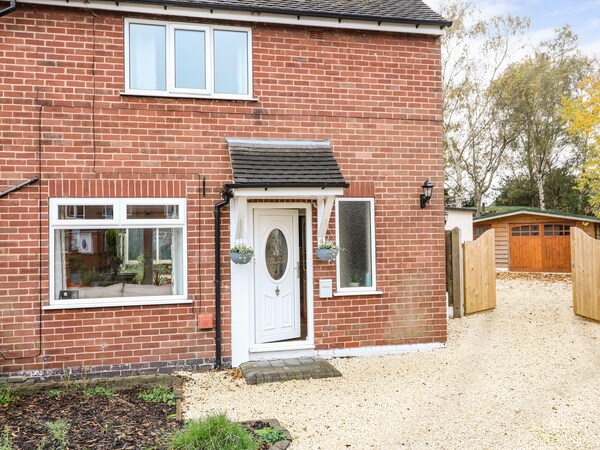 The Corner House, Pet Friendly, With Open Fire In Rocester - Alton
