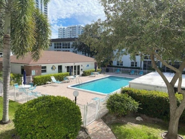 2br Condo In Gardens By The Sea  3-min Walk To Secluded Beach + Heated Pool - Pompano Beach, FL