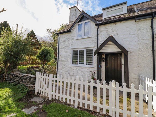 1 Hendom, Character Holiday Cottage, With Open Fire In Llangollen - Llangollen