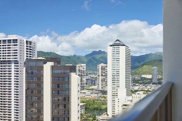 Honolulu Getaway! Waikiki View, Pool, Onsite Restaurant And Bar, Cycling, Hiking - Honolulu