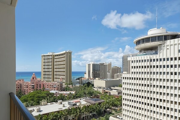 Tropical Getaway! 2 Elegant Units, Onsite Restaurant, Rooftop Pool - Honolulu, HI