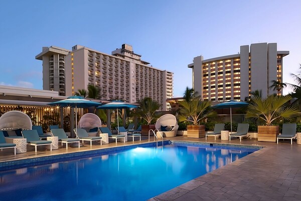 Prime Location! 3 Pet-friendly Units, Outdoor Pool, Near Royal Hawaiian Center - O‘ahu, HI