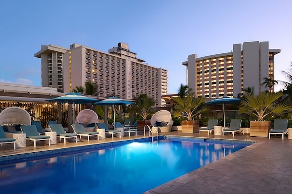 Prime Location! 3 Pet-friendly Units, Outdoor Pool, Near Royal Hawaiian Center - O‘ahu, HI