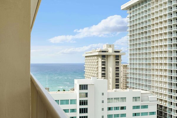 Located 3 Minutes Walk To Waikiki Beach! Pet-friendly! - Honolulu