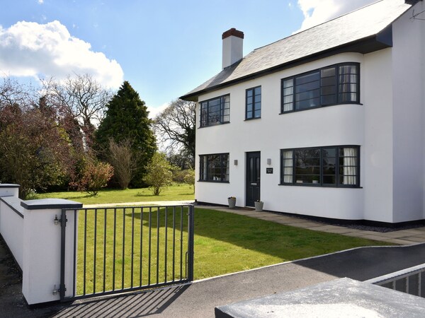 Forrester House, Pet Friendly, Character Holiday Cottage In Wem - West Midlands