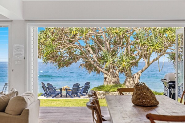 Absolute Beachfront, Pet-friendly, Family Beach House - Coffs Harbour