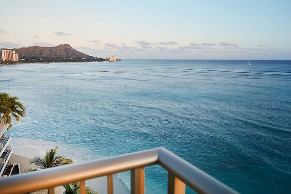 Welcome To Your Tropical Playground On Waikiki Beach! 2 Modern Units, Restaurant - Honolulu, HI