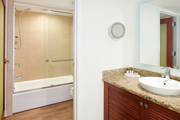 Conveniently Located To Excellent Transportation! 2 Spacious Units, Pets Allowed - Honolulu, HI