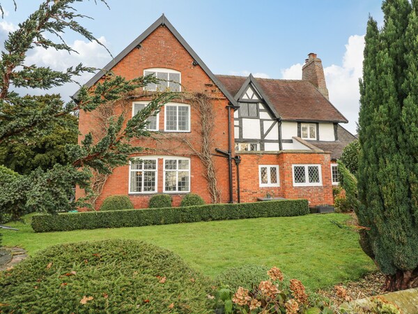 The Manor House, Pet Friendly, Character Holiday Cottage In Rocester - Derbyshire