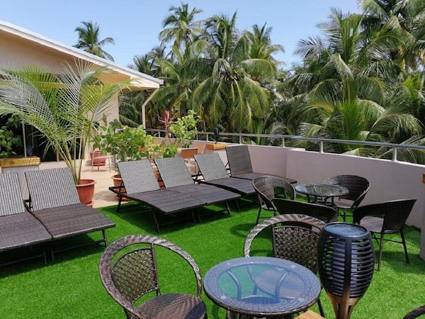 Blue Wave Guest House Includes A Garden & A Patio & Is Located In Kudahuvadhoo. - Maldives
