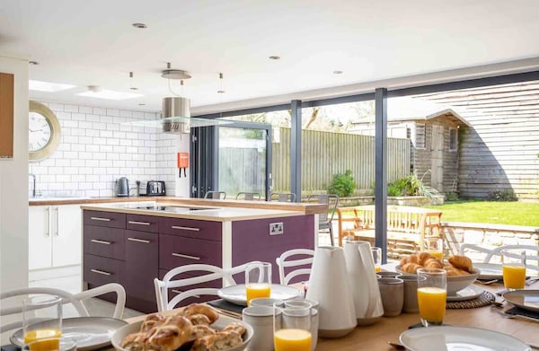 High Ridge, Pet Friendly, With Open Fire In Milton-under-wychwood - Burford