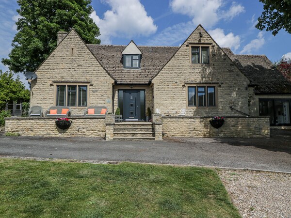 Bell Garden, Pet Friendly, With Open Fire In Stow-on-the-wold - Moreton-in-Marsh