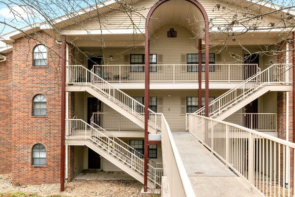 Spacious Condo, Hot Tub, Sauna, Indoor  And Outdoor Pool Access! | C-11 - Branson, MO