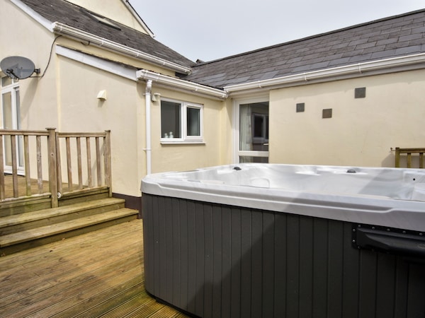 Littleham Court Cottage, Pet Friendly, With Hot Tub In Bideford - Bideford