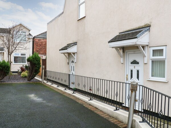 Bella Vita, Pet Friendly, With A Garden In Southport - Formby