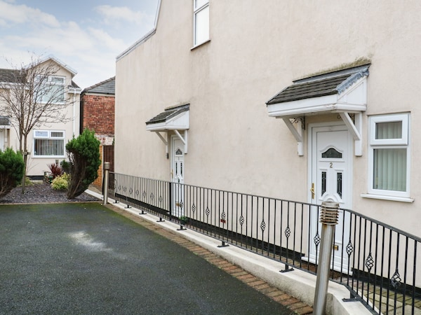 Bella Vita, Pet Friendly, With A Garden In Southport - Formby