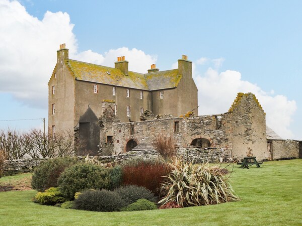 Freswick Castle, Pet Friendly, With Open Fire In John O Groats - John o' Groats