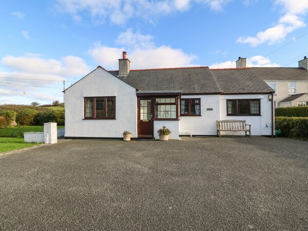 Penllwyn, Pet Friendly, With Open Fire In Beaumaris - Beaumaris
