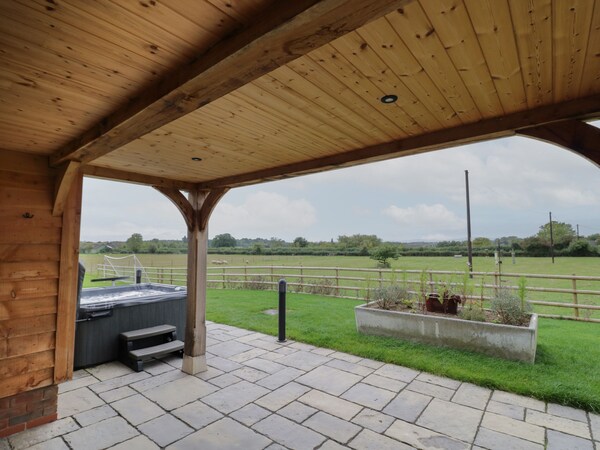 Hallgarth Farm Holiday Lodge, Pet Friendly, With Hot Tub In Peopleton - Cotswolds