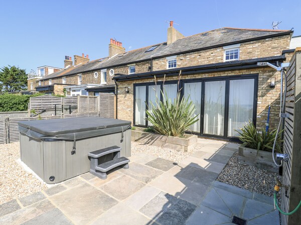 Coast Guard House, Pet Friendly, With Hot Tub In Swalecliffe - Whitstable