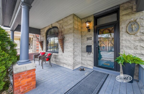Stunning Century Home Downtown Collingwood! 4bdrm 3bath! Huge Rec Room! - Collingwood