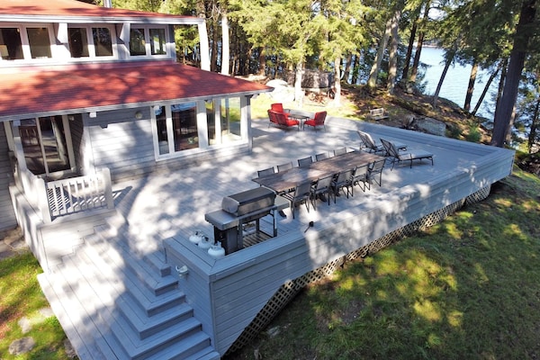 4 Bdrm +Loft, 3 Bath, Island Property On Lake Muskoka! Beach Hut! Hot Tub! - Bracebridge