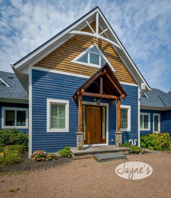 6 Bdrm, 6 Bath Luxury With 230' Of Frontage On Lake Muskoka! Min To Bracebridge! - Bracebridge