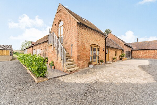 The Granary At Lane End Farm, Romantic, With A Garden In Broadway - Broadway