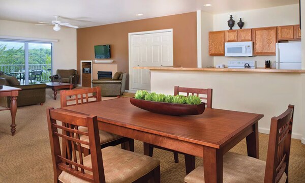 Beautiful 3 Bedroom Unit On The Lake - Lake Ozark, MO