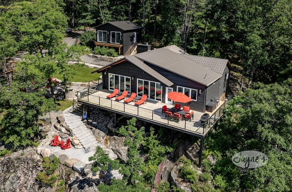 Sw Exposure At This 4 Bdrm, 3 Bath Cottage With Stunning Views Of Lake Muskoka! - Gravenhurst