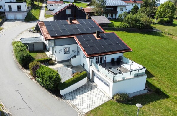 Gemütliches Ferienhaus Mit Kleinem Eingezäuntem Garten Und Großer Terrasse - Freyung