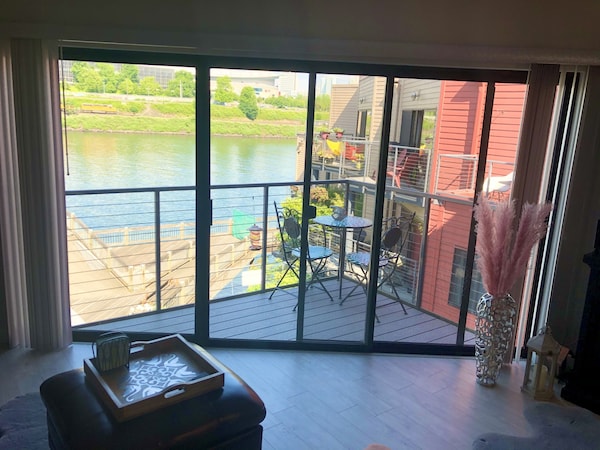 Waterfront Pearl, Great Views,  W/ Dedicated Parking - Beaverton, OR