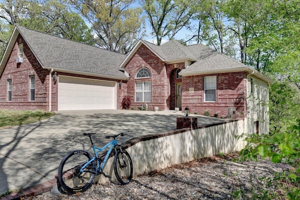 Gravity Chalet-bike In/bike Out-ozark Retreat W/garage, Deck&direct Trail Access - Rogers, AR