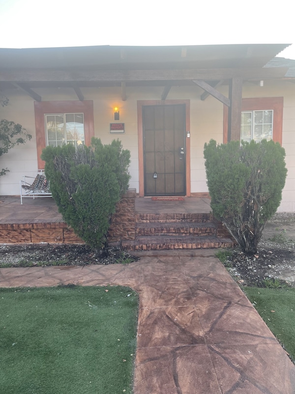 Cozy Santa Monica 2bd House With Drive Way. - Santa Monica, CA