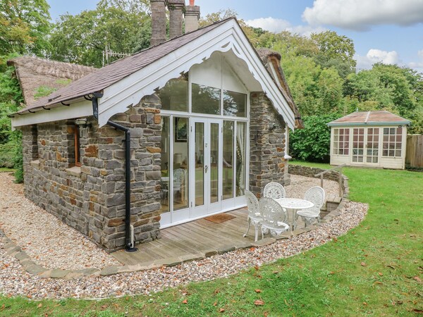 Lower Sketty Green Lodge, Pet Friendly, With A Garden In Swansea - The Mumbles
