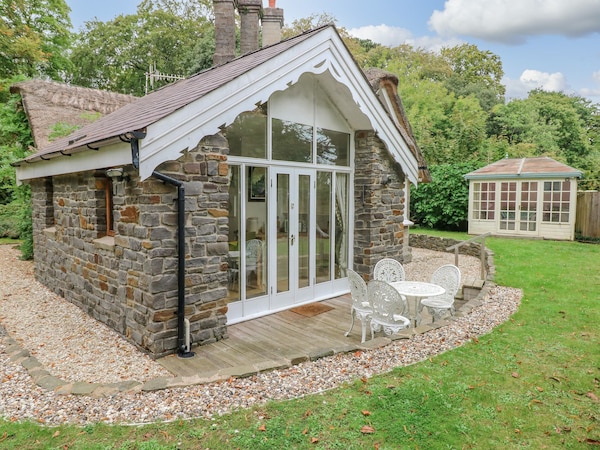 Lower Sketty Green Lodge, Pet Friendly, With A Garden In Swansea - The Mumbles
