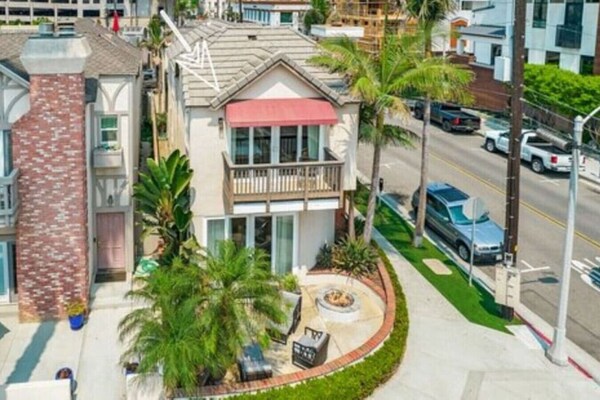 Downtown | Rooftop | Bikes | Paccity | Main | Pier| Pets - Huntington Beach, CA