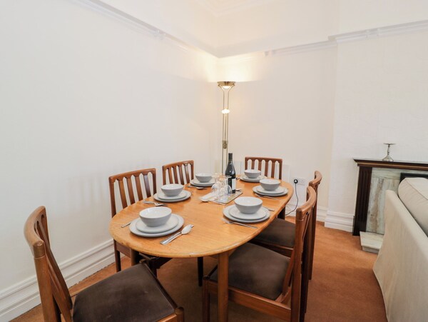 Seawinds, Pet Friendly, Character Holiday Cottage In Rhos-on-sea - Conwy