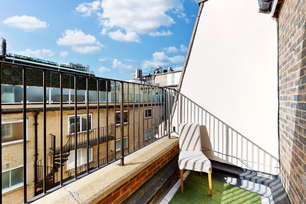 Apartment-comfort-private Bathroom-balcony - The Warwick Castle