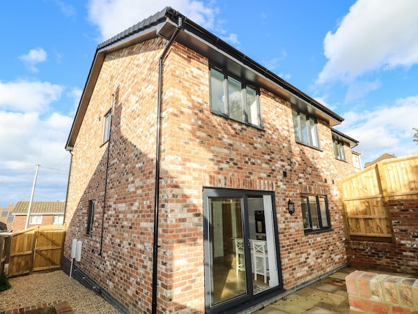 Larch Lodge, Pet Friendly, Character Holiday Cottage In Totland - Tapnell Farm Park