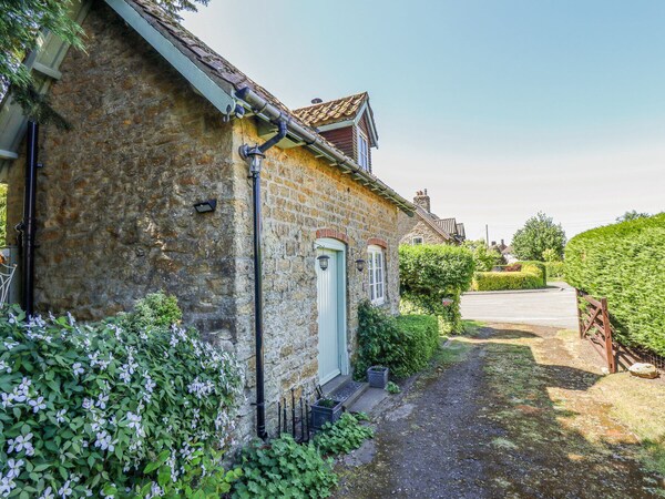 Old Blacksmiths Cottage, Pet Friendly, With A Garden In Market Rasen - Market Rasen