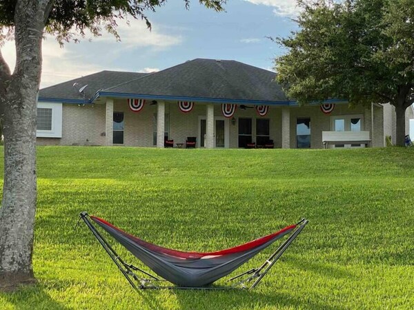 Charming Coastal Lakehouse *All Inclusive* - Casa Blanca, TX