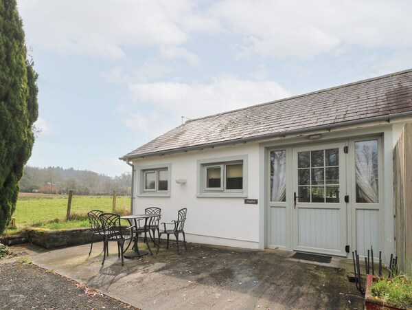 Dinefwr Cottage, Pet Friendly, Character Holiday Cottage In Llandeilo - Llandeilo